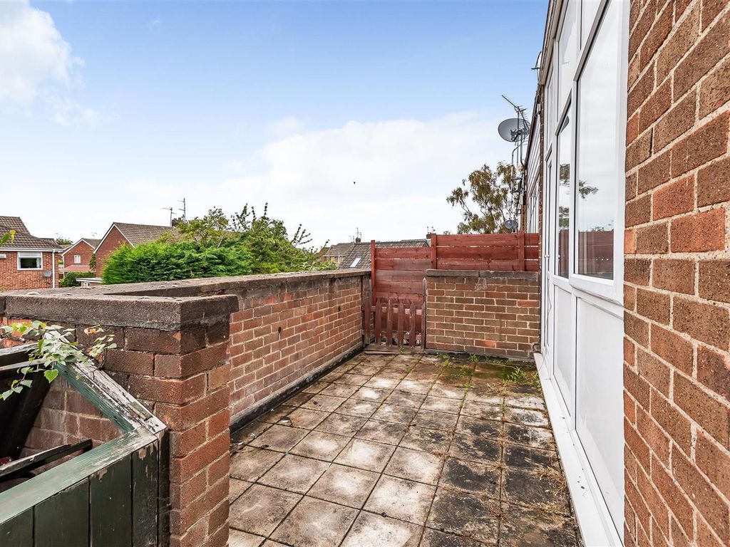 2 Bed Flat For Sale In 57a Woodhall Way Molescroft Beverley Hu17 £
