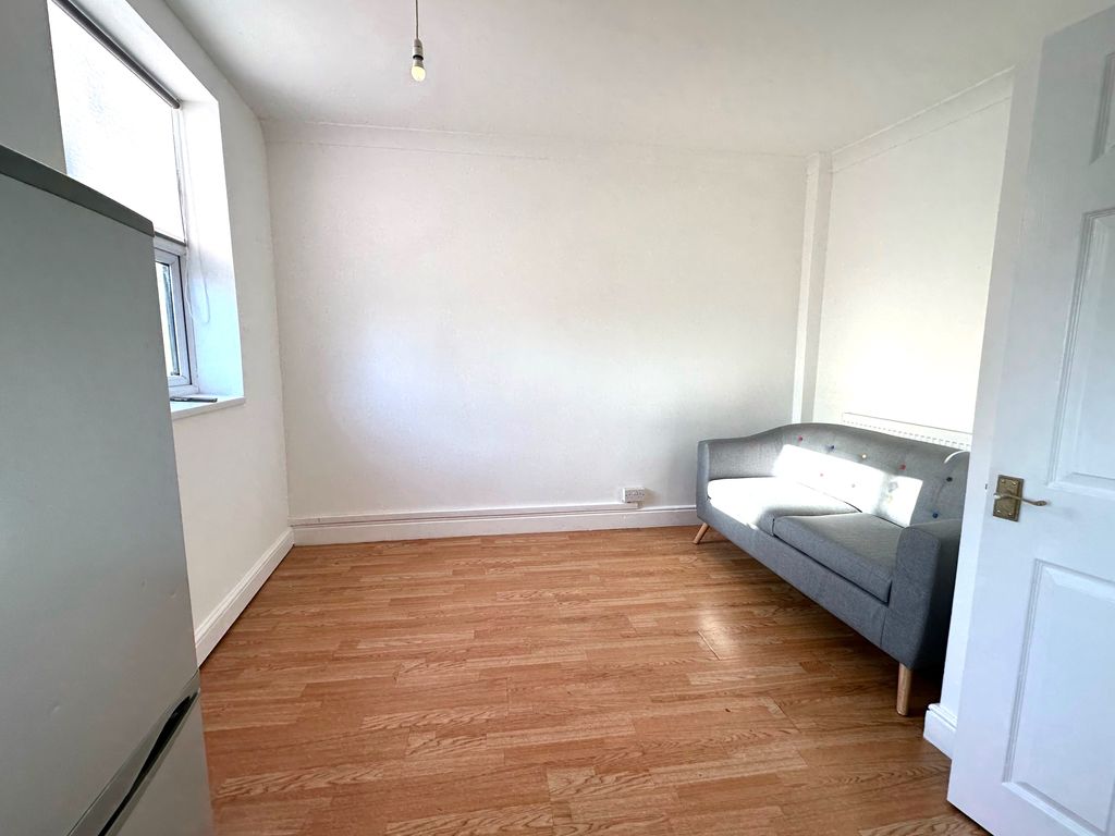 1 bed flat to rent in Broad Lane, London N15, £1,150 pcm - Zoopla