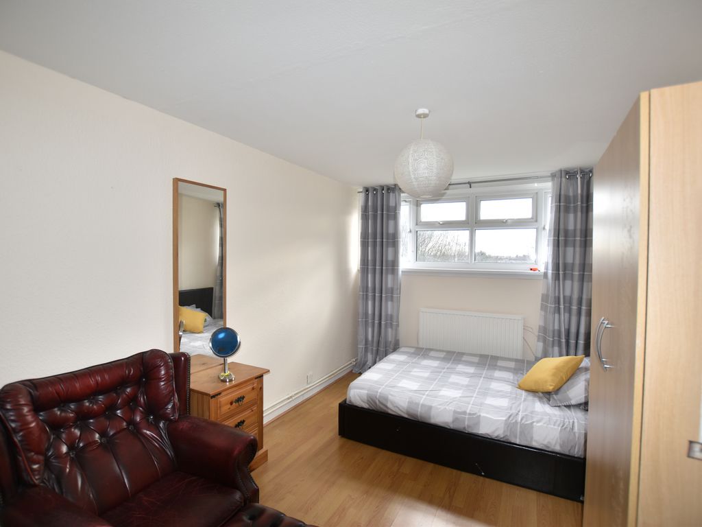 Room to rent in Trinity Way, London W3 - Zoopla