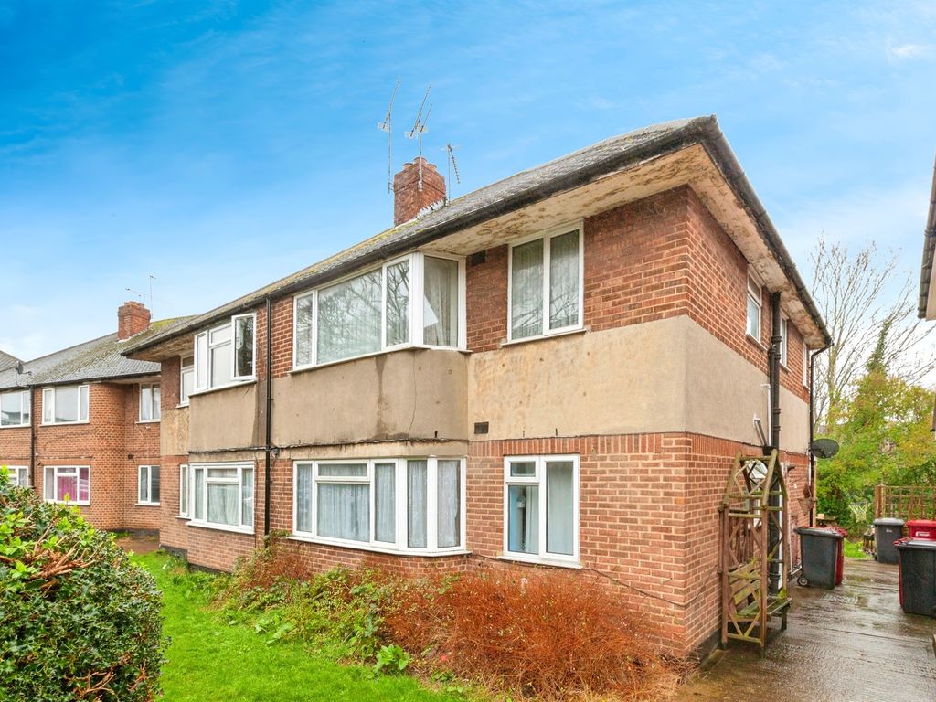2 bed maisonette for sale in Adelphi Gardens, Slough SL1, £225,000 - Zoopla