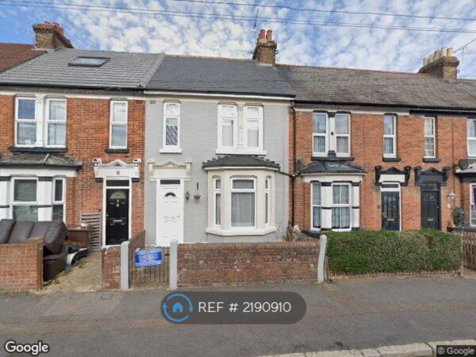 Room to rent in Valley Road, Gillingham ME7, £750 pcm - Zoopla