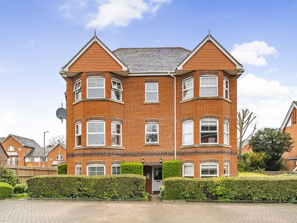 2 bed flat to rent in Nightingale Walk, Windsor SL4, £2,100 pcm - Zoopla