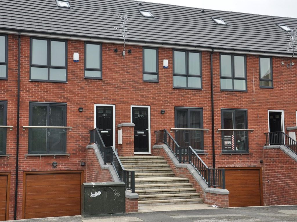 Room to rent in Lower Broughton Road, Salford, Greater Manchester M7, £ ...