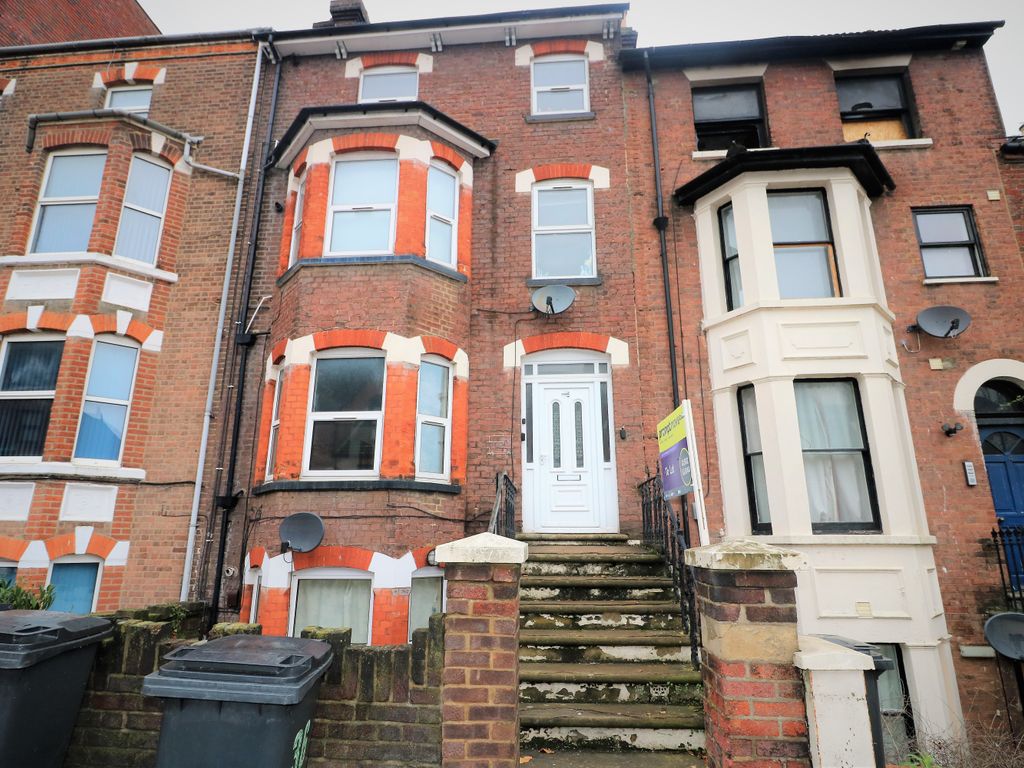 Room to rent in Rothesay Road, Luton LU1, £450 pcm - Zoopla