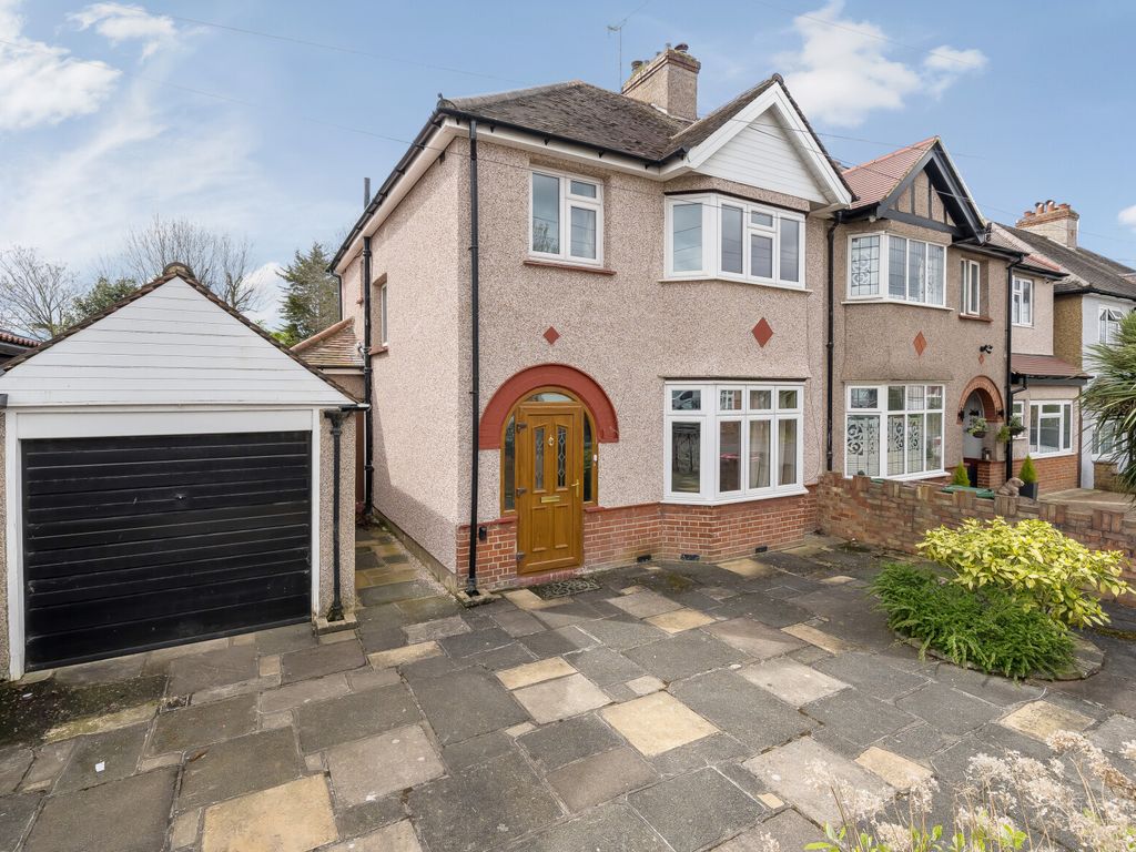 3 Bed Semi Detached House For Sale In Courtenay Road Worcester Park