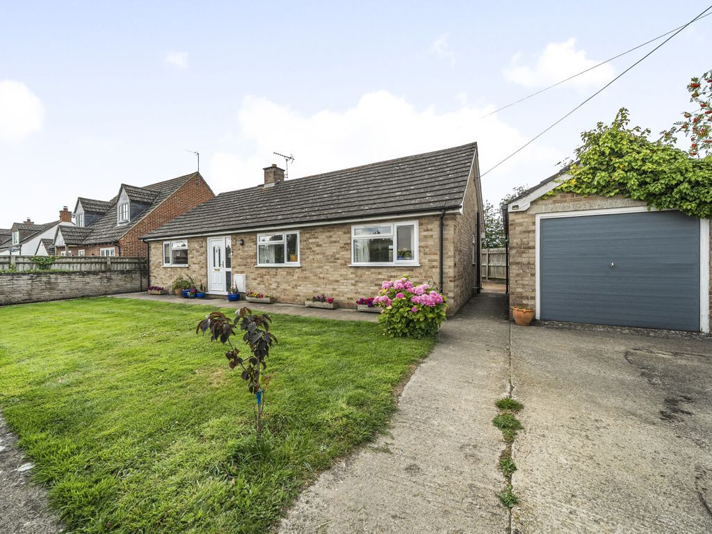4 bed bungalow for sale in The Green, Longcot, Oxfordshire SN7, £ ...