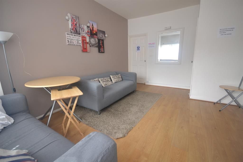Room to rent in Crown Street, Reading, Berkshire RG1 - Zoopla