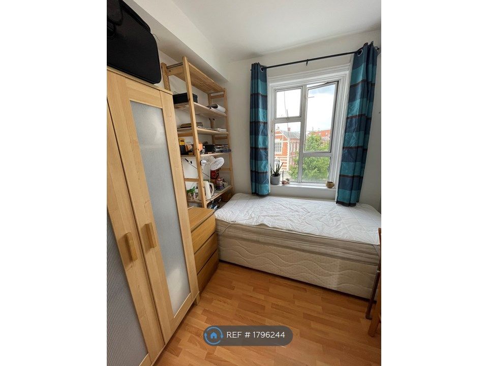 Studio to rent in Burroughs Parade, London NW4, £950 pcm - Zoopla