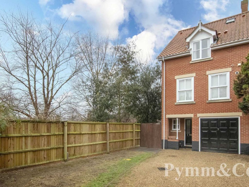 4 bed end terrace house for sale in Earnshaw Court, Thorpe St Andrew ...