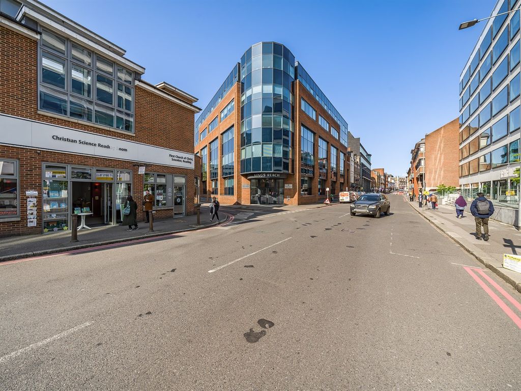 1 bed flat to rent in 301 Kings Reach, Reading RG1, £1,600 pcm - Zoopla