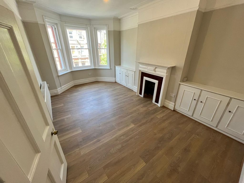 3 bed flat to rent in South Island Place, London SW9 - Zoopla