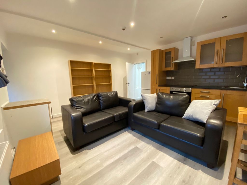 1 bed flat to rent in Ground Floor Flat, Providence Avenue, Leeds, West ...