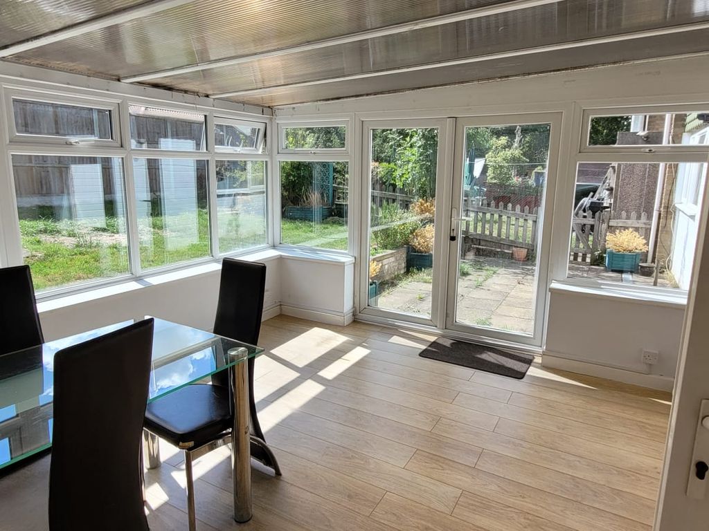 2 bed maisonette to rent in Dunsfold Close, Crawley RH11 - Zoopla