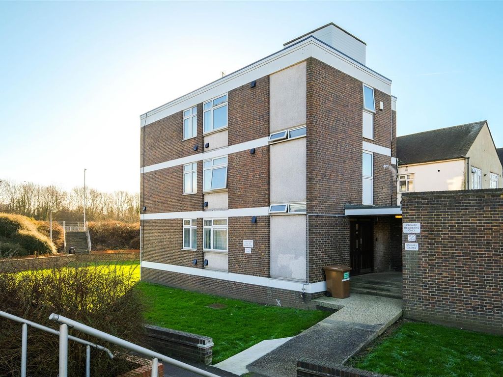 2 bed flat for sale in Snakes Lane East, Woodford Green IG8, £300,000 ...