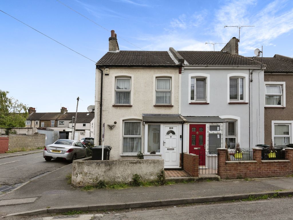 3 bed end terrace house for sale in Raphael Road, Gravesend, Kent DA12 - Zoopla
