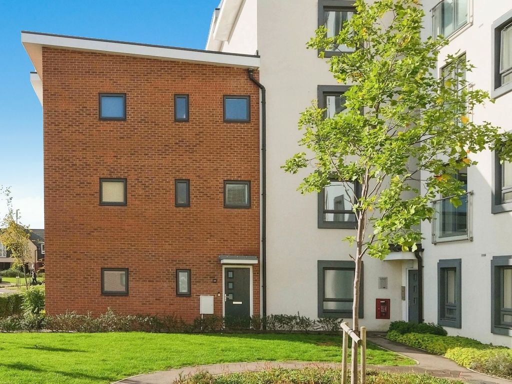 2 Bed Maisonette For Sale In Webster Close Bracknell Rg12 £325 000