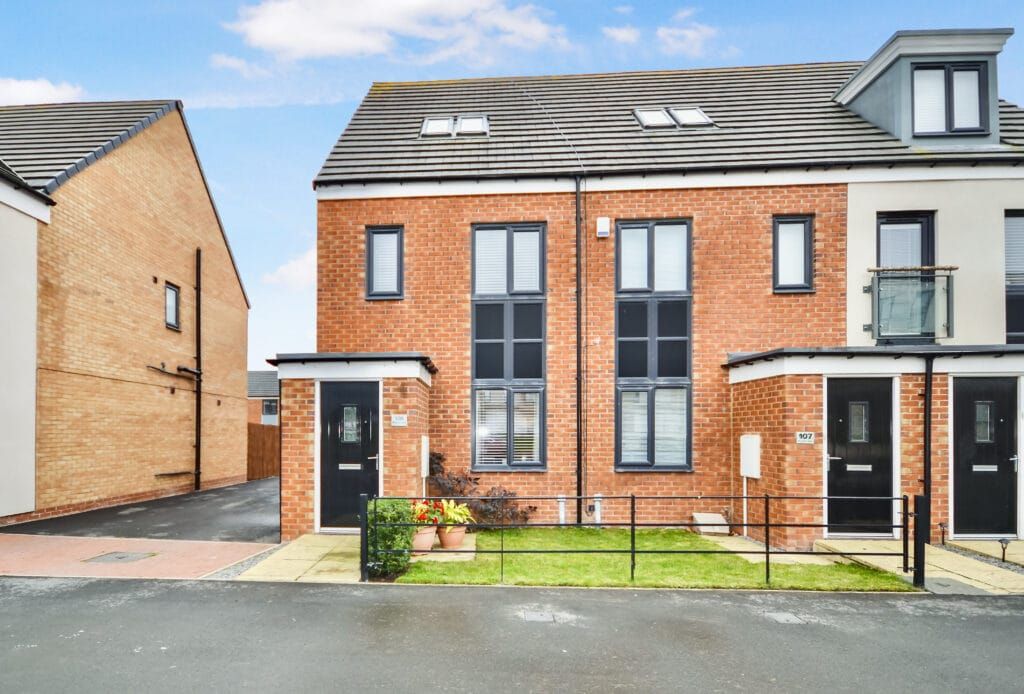 3 bed town house to rent in Roseden Way, Newcastle Upon Tyne NE13, £ ...