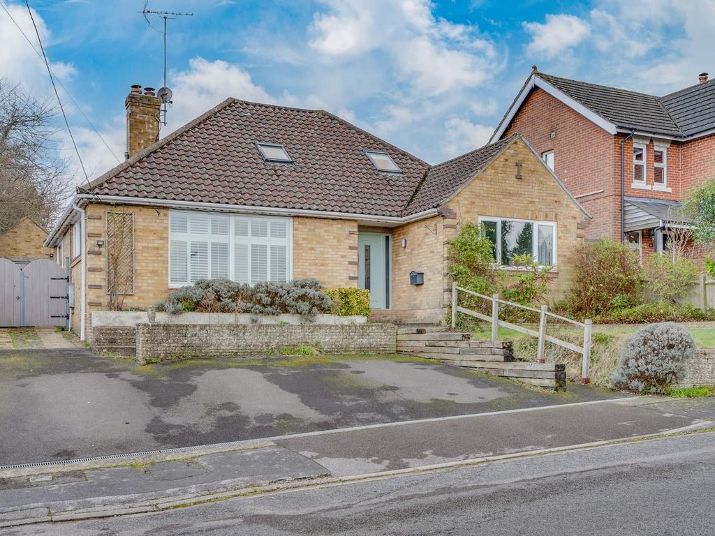 4 Bed Chalet For Sale In Weavills Road Bishopstoke Eastleigh So50 £
