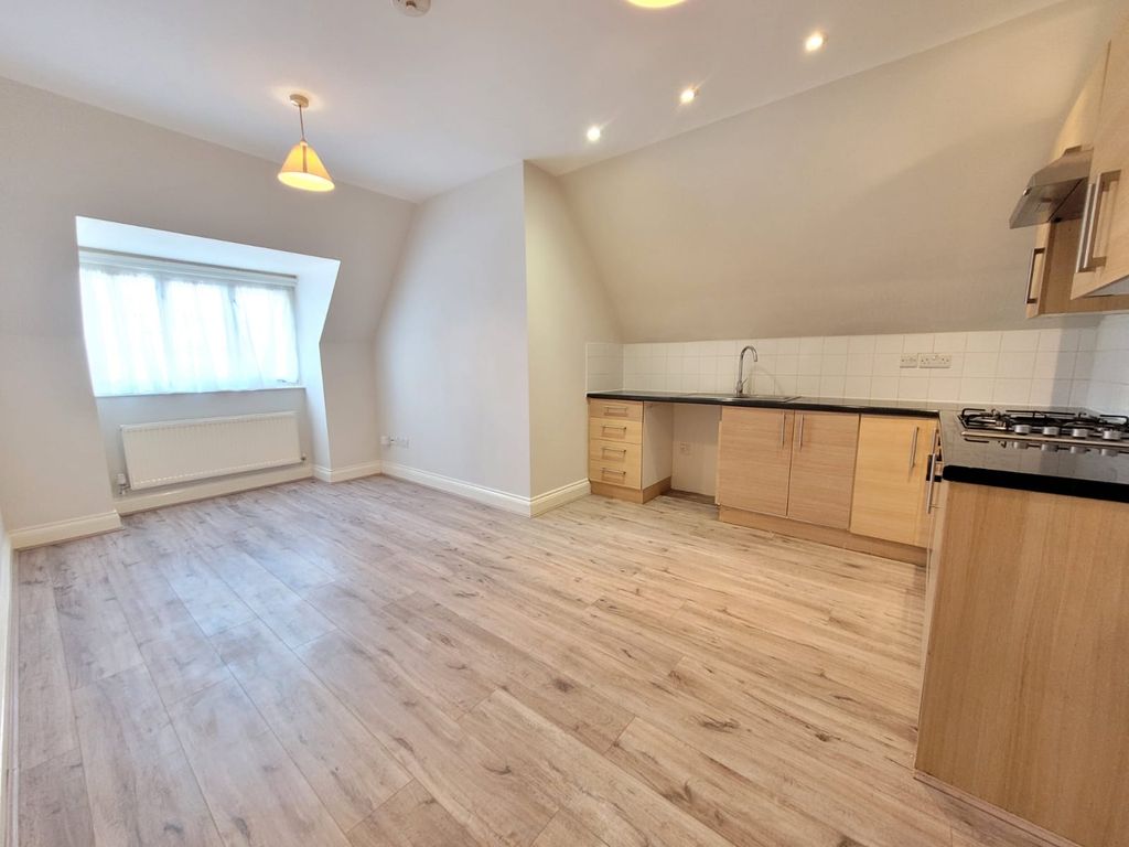 3 bed flat to rent in Stag Lane, London NW9, £2,000 pcm - Zoopla