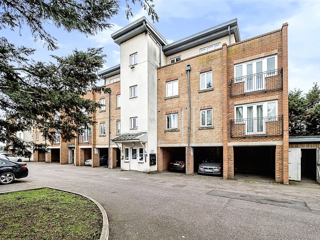 2 bed flat for sale in Capstan Drive, Rainham RM13 - Zoopla