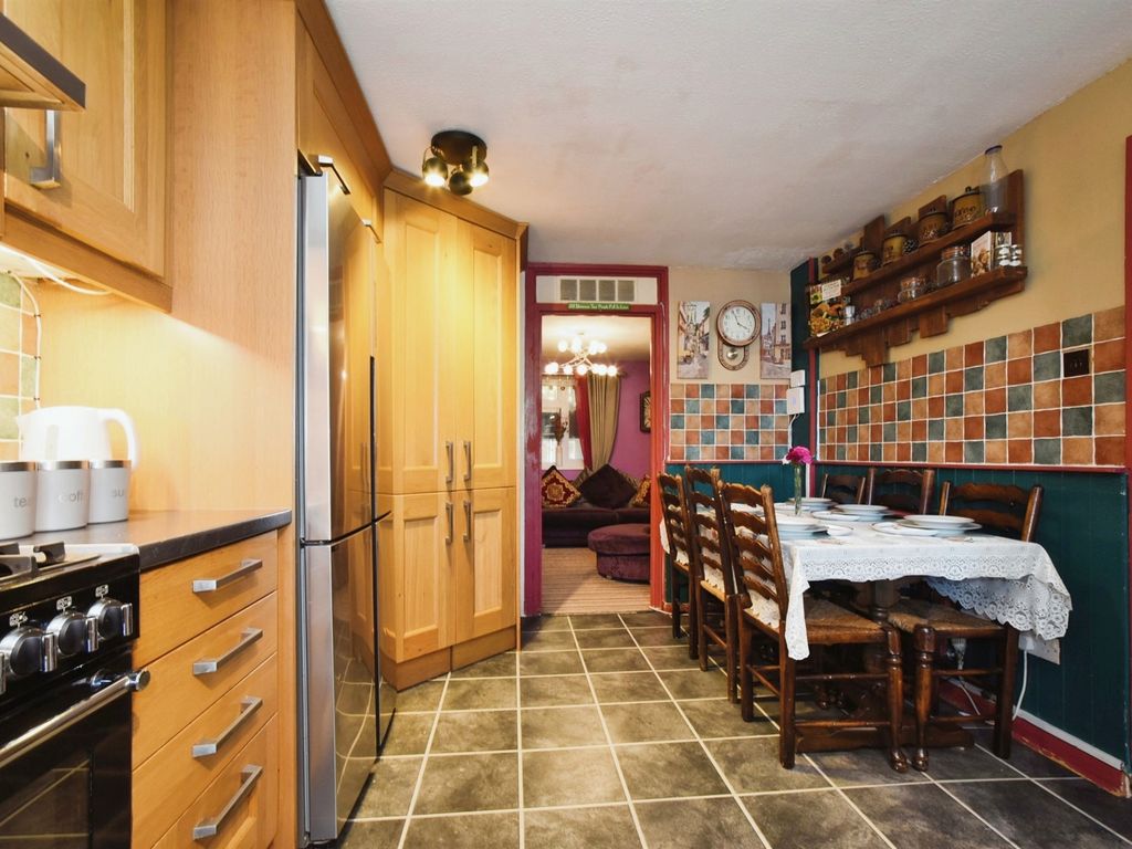 3 Bed Terraced House For Sale In Ogilvie Square Calne Sn11 £240 000