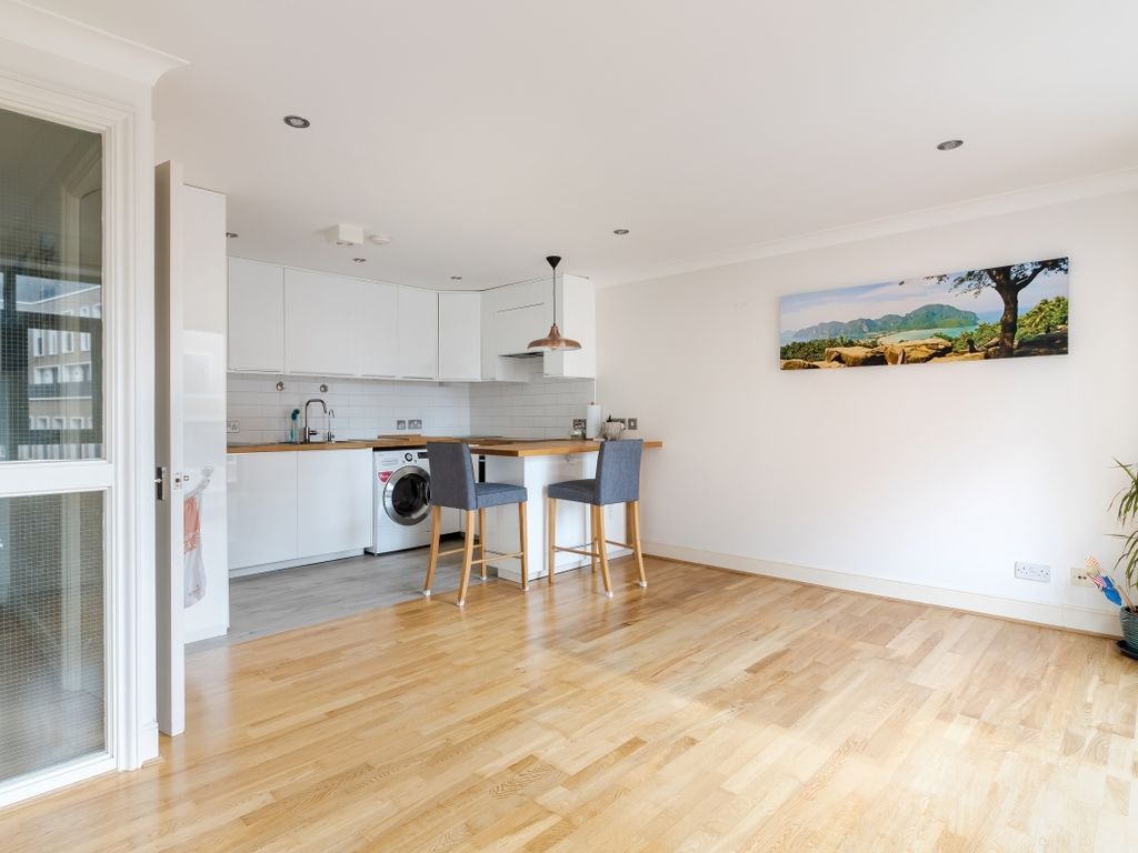 2 bed flat to rent in Bridgewater Square, London EC2Y - Zoopla