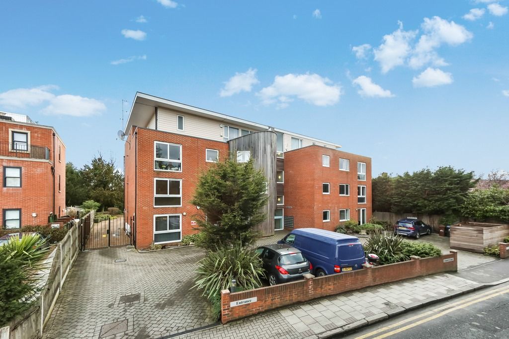 2 bed flat to rent in Plaistow Lane, Bromley BR1, £1,950 pcm - Zoopla