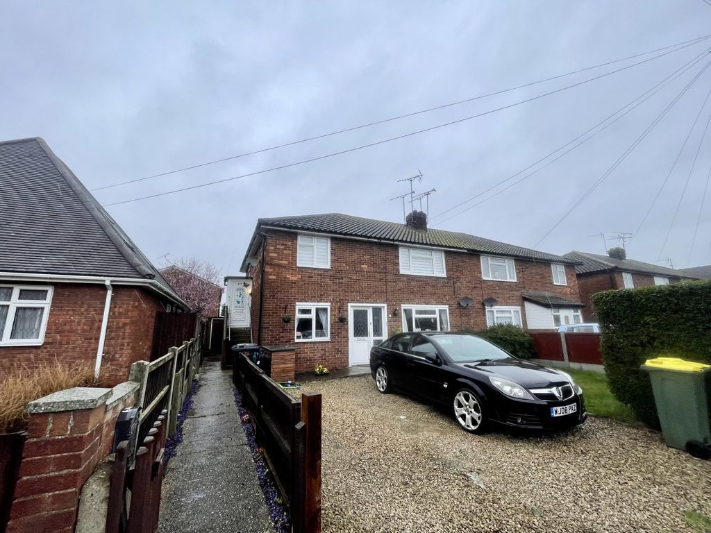 2 Bed Flat For Sale In Sutton Court Drive Rochford Essex Ss4 £