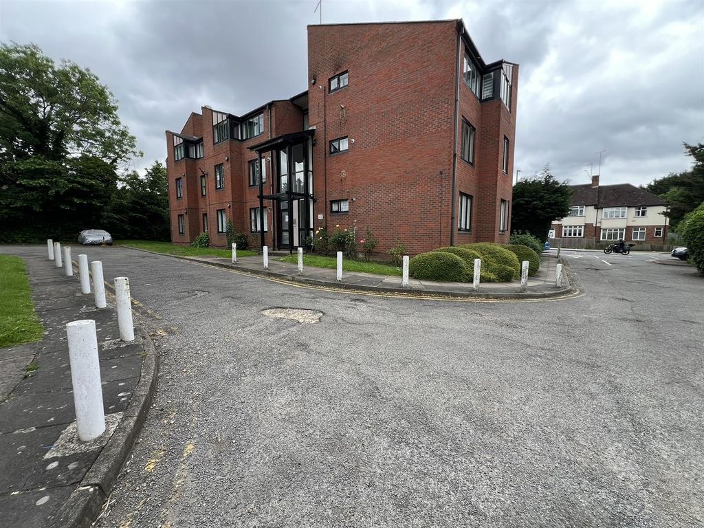 Studio to rent in Canberra Close, London NW4, £1,250 pcm - Zoopla