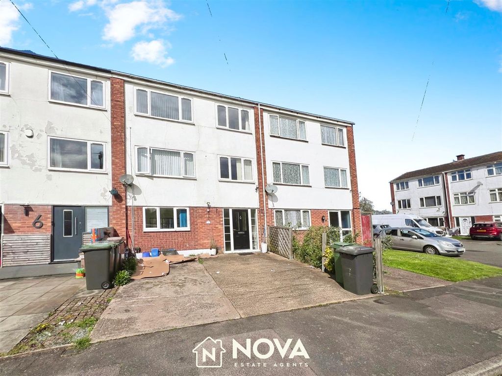3 bed shared accommodation to rent in Carol Close, Luton LU3, £1,400 ...