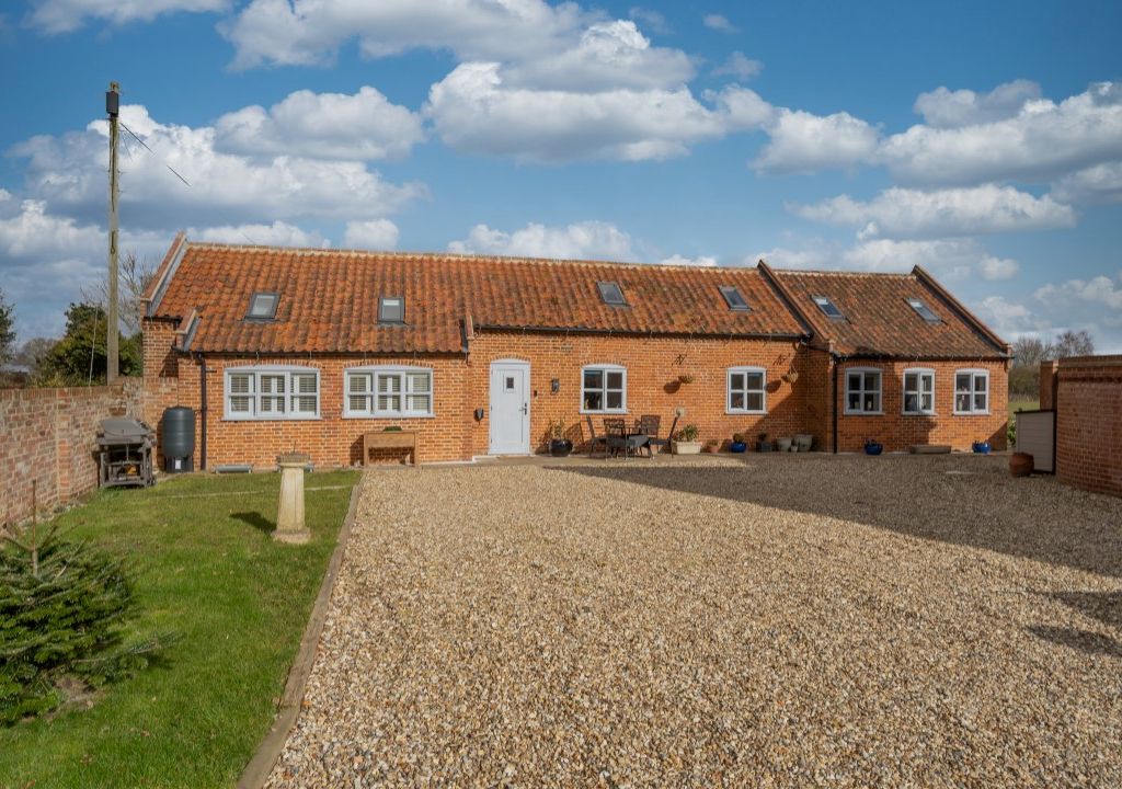 3 bed barn conversion for sale in Burnthouse Lane, Toft Monks, Beccles ...