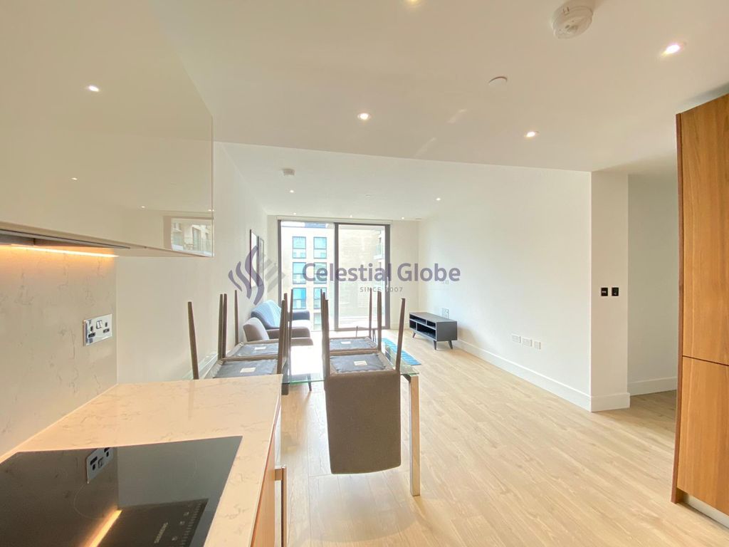 2 bed flat to rent in Piazza Walk, London E1, £4,325 pcm - Zoopla