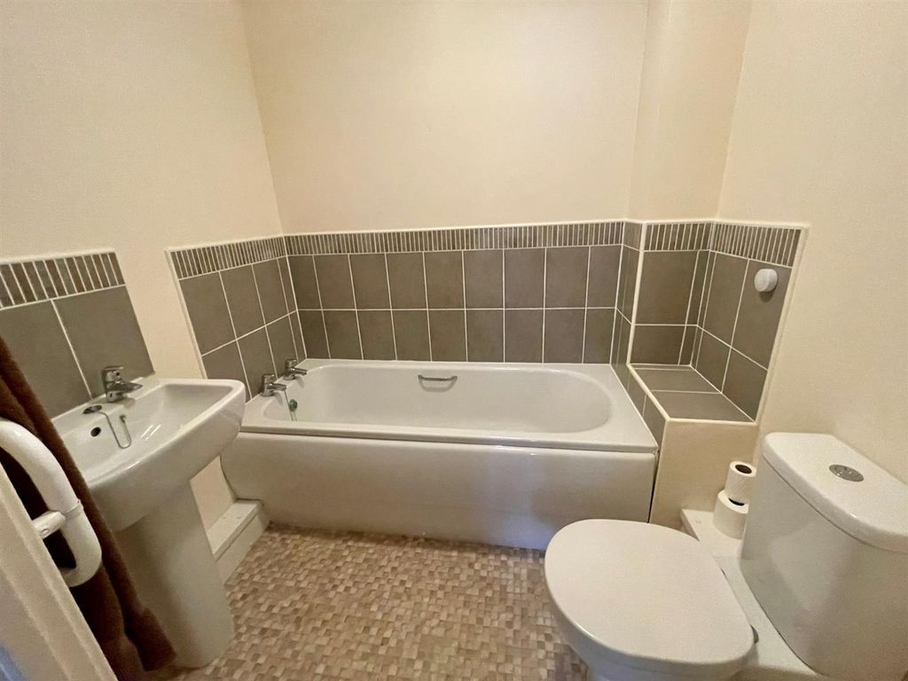 2 bed flat to rent in Mallard Ings, Louth LN11, £550 pcm - Zoopla