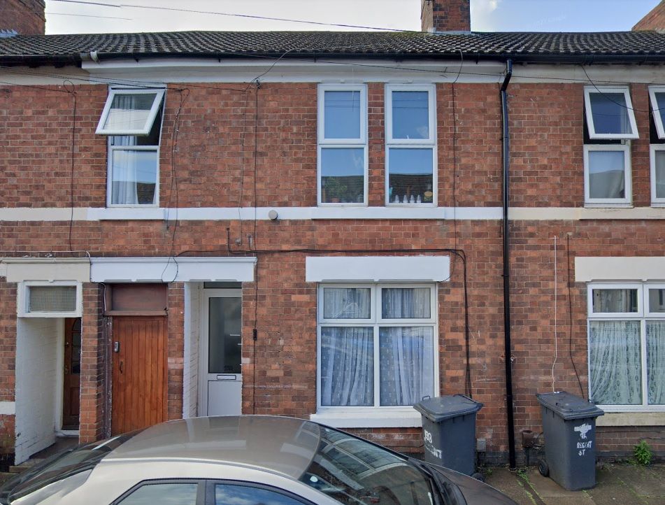 4 bed terraced house to rent in Regent Street, Kettering NN16, £1,250 ...