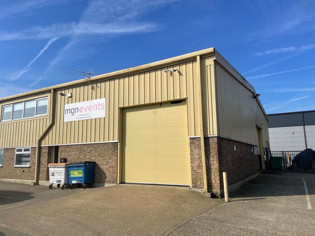 Industrial to let in Unit 4, Oades Industrial Estate, Egham TW20, £ ...