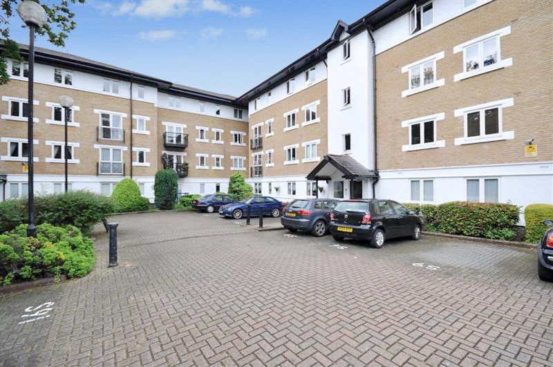 2 bed flat to rent in Makepeace Road, London E11, £1,700 pcm - Zoopla