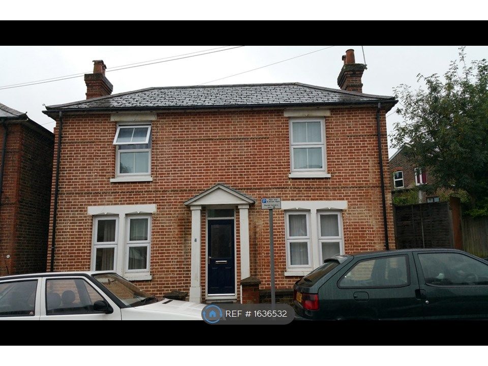 Room to rent in Rupert Road, Guildford GU2 - Zoopla
