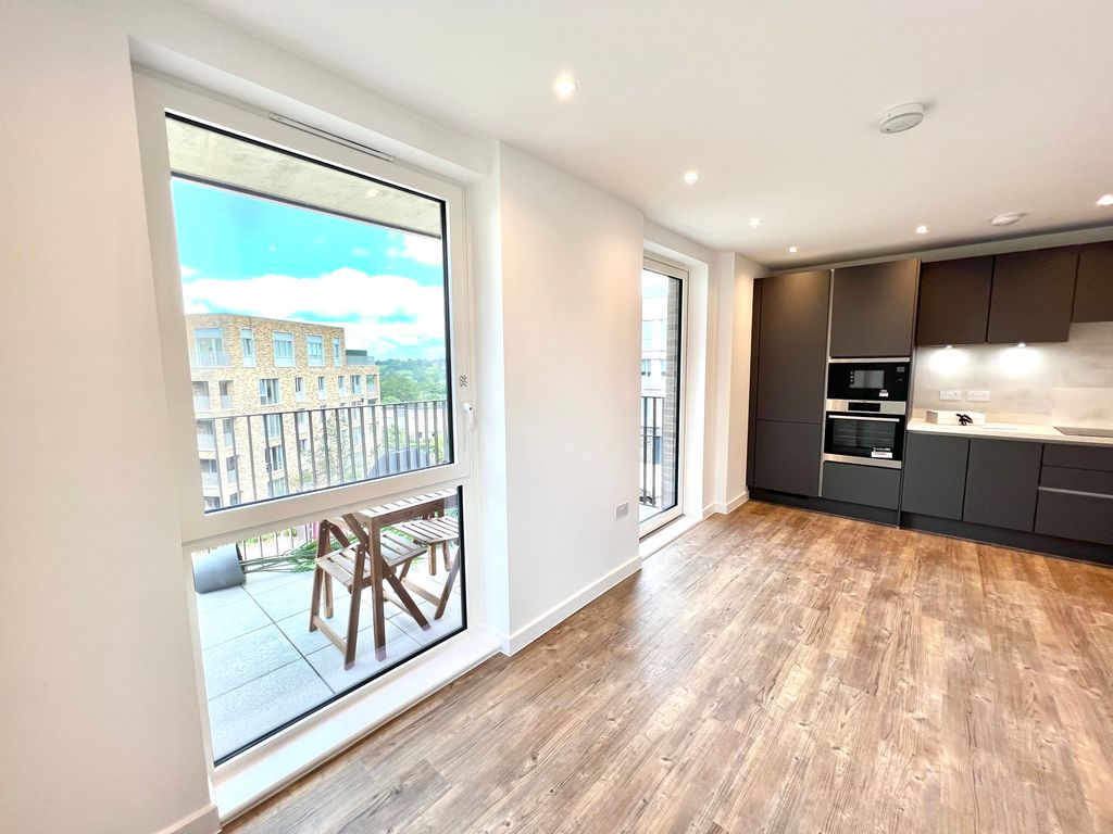 1 bed flat to rent in Medawar Drive, London NW7, £1,750 pcm - Zoopla