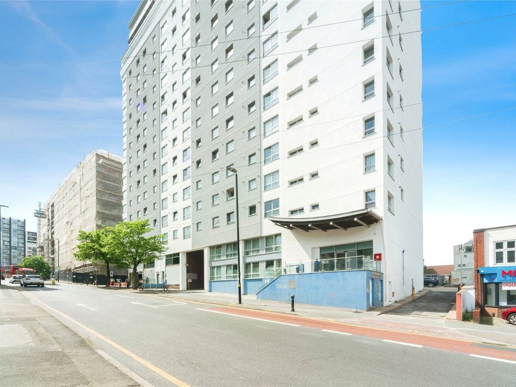 2 bed flat for sale in Throwley Way, Sutton, Surrey SM1, £350,000 - Zoopla