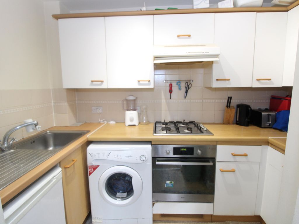 1 bed flat to rent in Wilkins Close, Mitcham CR4, £1,200 pcm - Zoopla