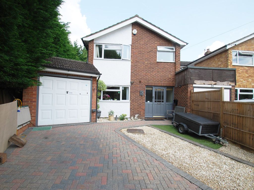 3 Bed Link Detached House For Sale In Cressington Place Bourne End