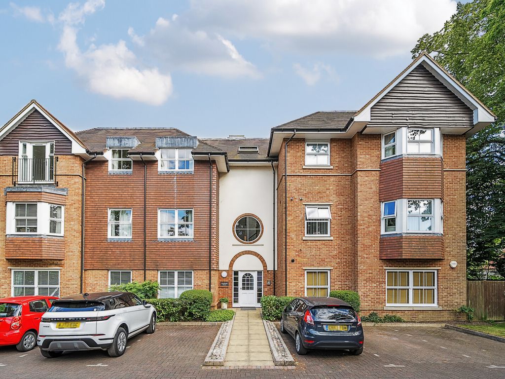 2 bed flat for sale in Old Woking Road, West Byfleet KT14, £350,000 ...