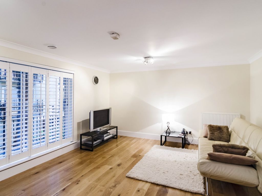 1 bed flat to rent in High Timber Street, London EC4V, £2,300 pcm - Zoopla