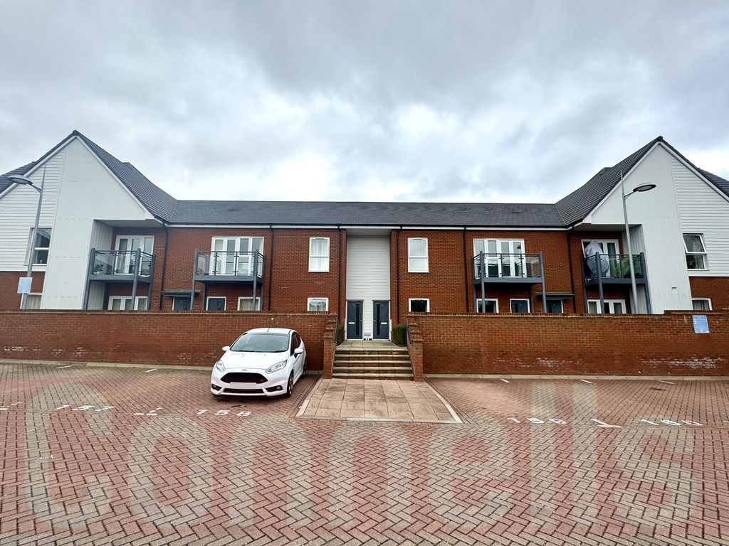 1 bed flat to rent in Turnpike Lane, Faygate, Horsham RH12, £1,220 pcm ...