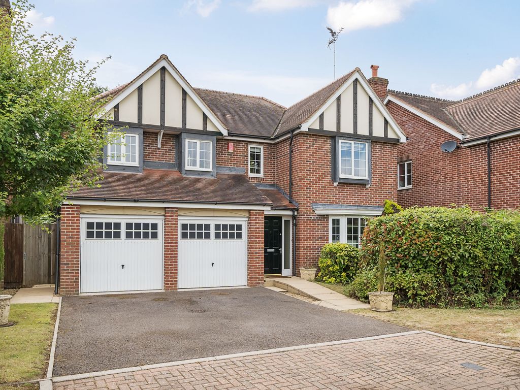 5 bed detached house for sale in Eaves Close, Addlestone KT15, £ ...