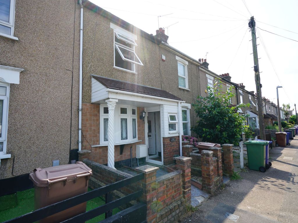 2 bed terraced house to rent in Richmond Road, Grays RM17, £1,450 pcm - Zoopla