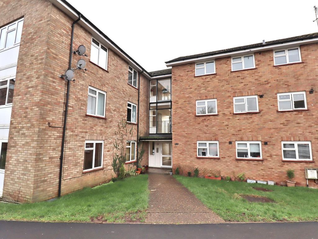 2 bed flat to rent in Aubries, Walkern, Stevenage SG2, £1,100 pcm - Zoopla