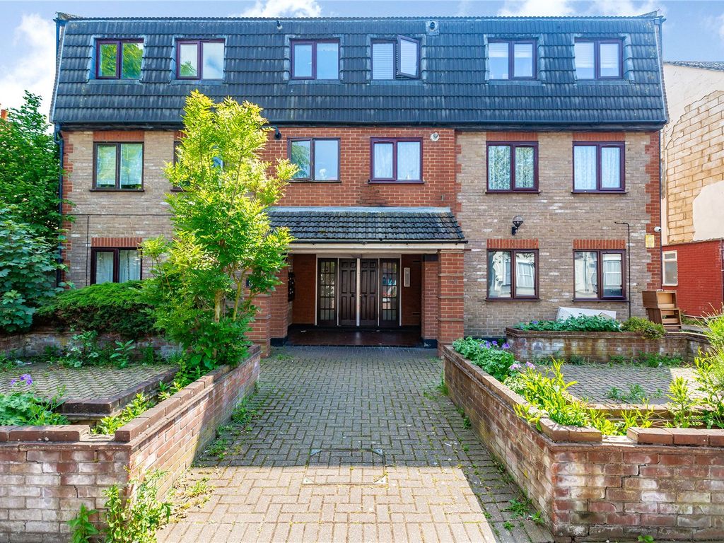 2 bed flat for sale in Mawney Road, Romford RM7, £250,000 - Zoopla