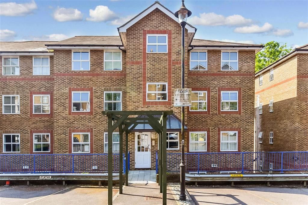 2 bed flat for sale in River Bank Close, Maidstone, Kent ME15, £190,000 ...