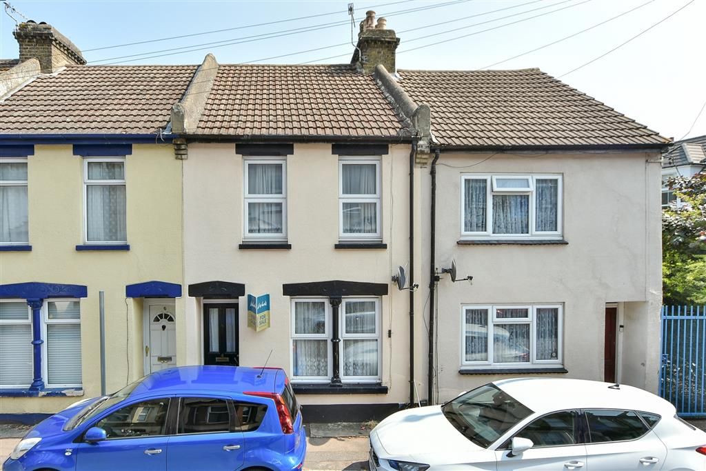 3 Bed Terraced House For Sale In Salisbury Road Chatham Kent Me4 £